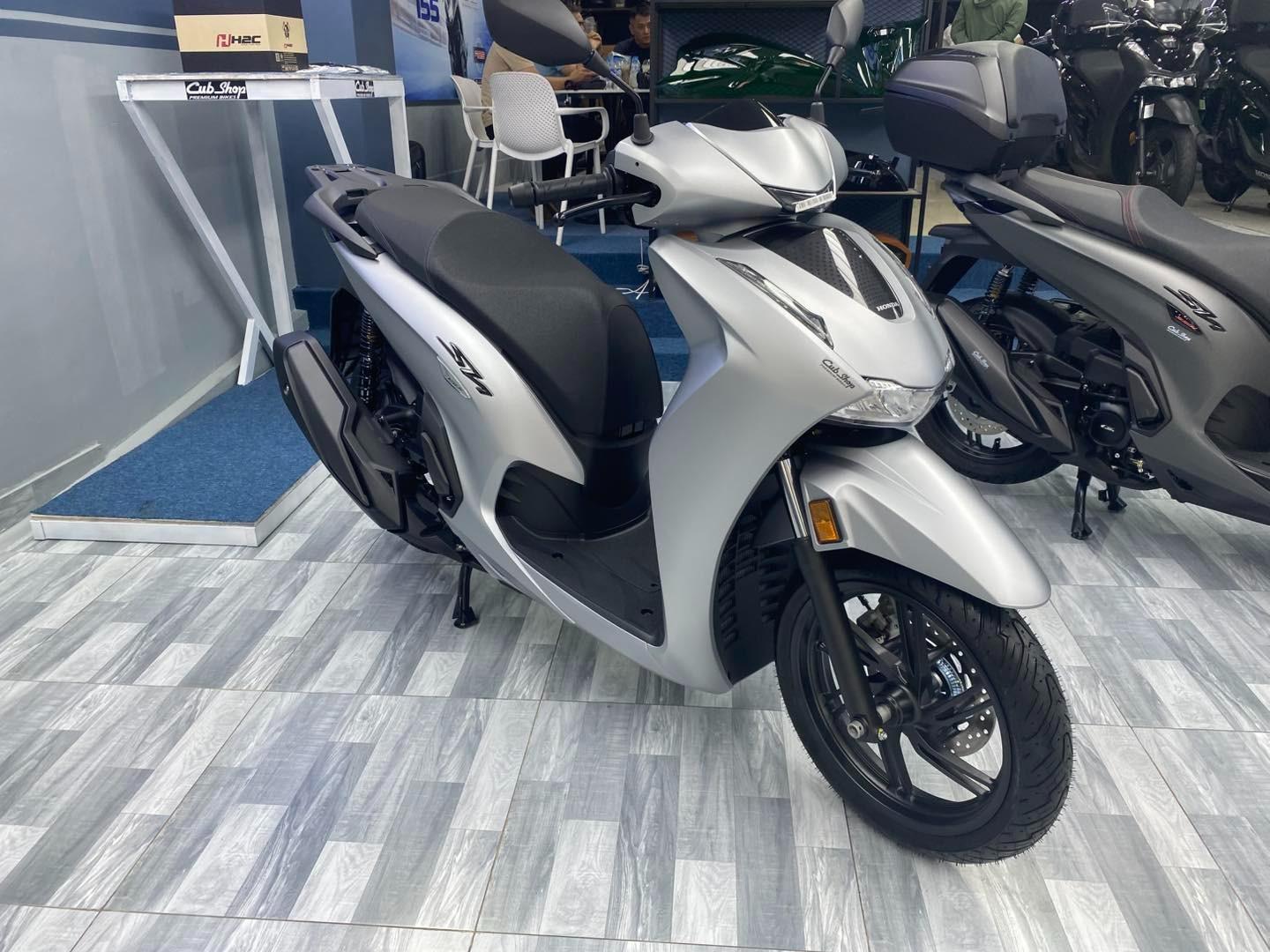 Lô xe ga Honda SH 350i 2025 nhập Ý đầu tiên cập bến Việt Nam, giá dự ...