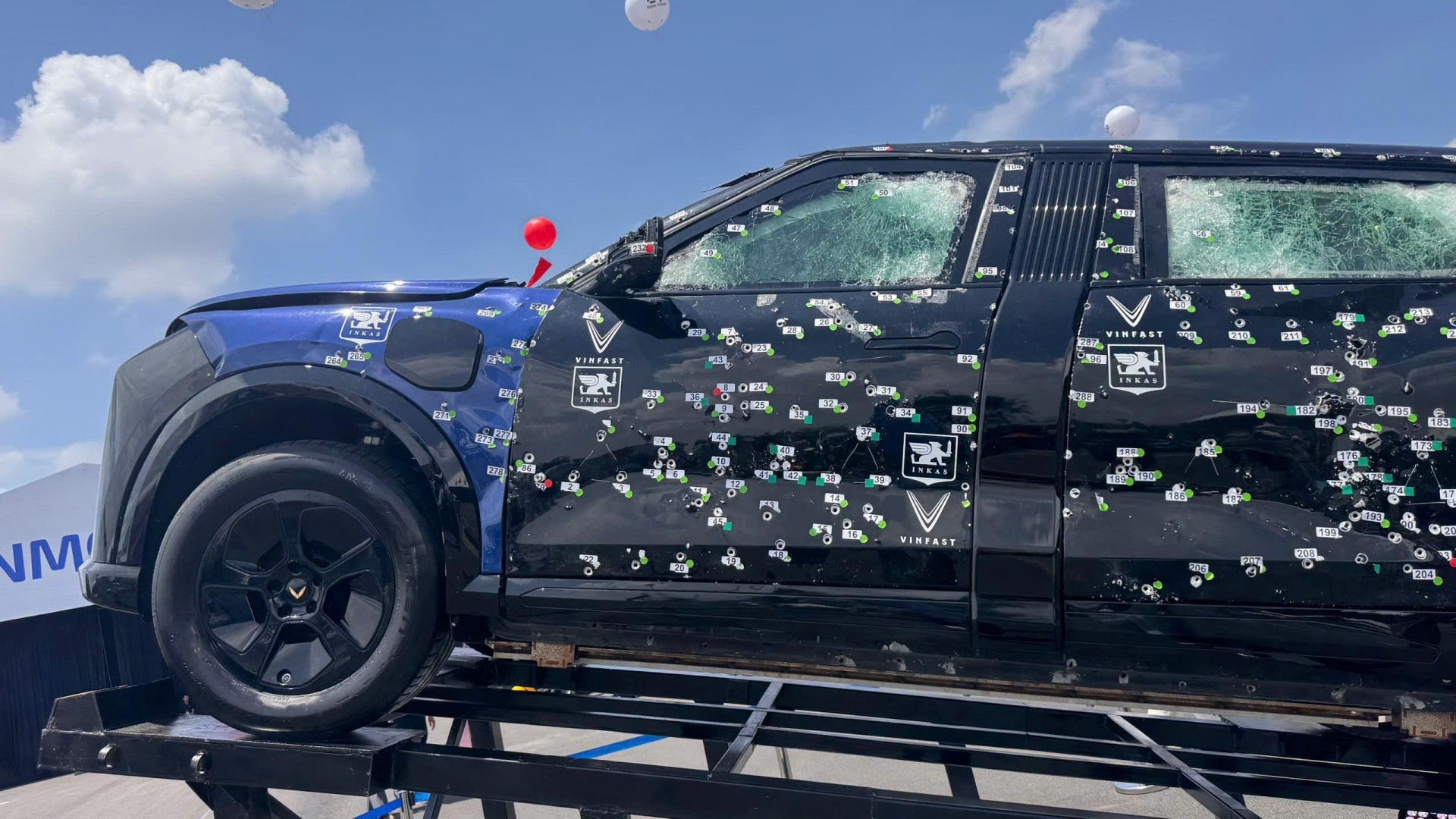 Cận cảnh Lạc Hồng 900 LX phiên bản chống đạn: Nặng hơn 5 tấn, chạy tối ...