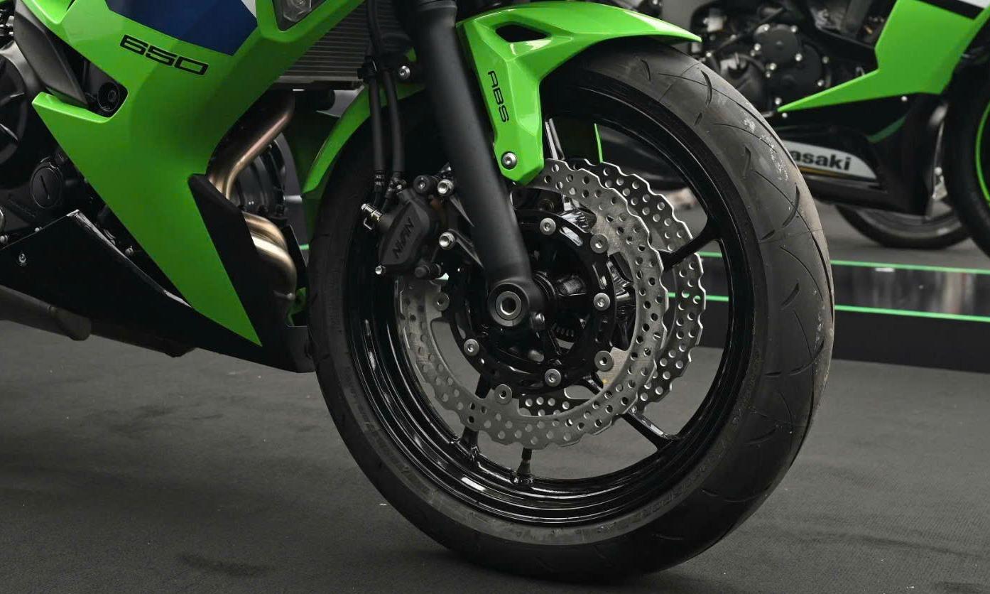 Kawasaki Ninja ZX-6R 2025 chốt giá 299 triệu đồng tại Việt Nam