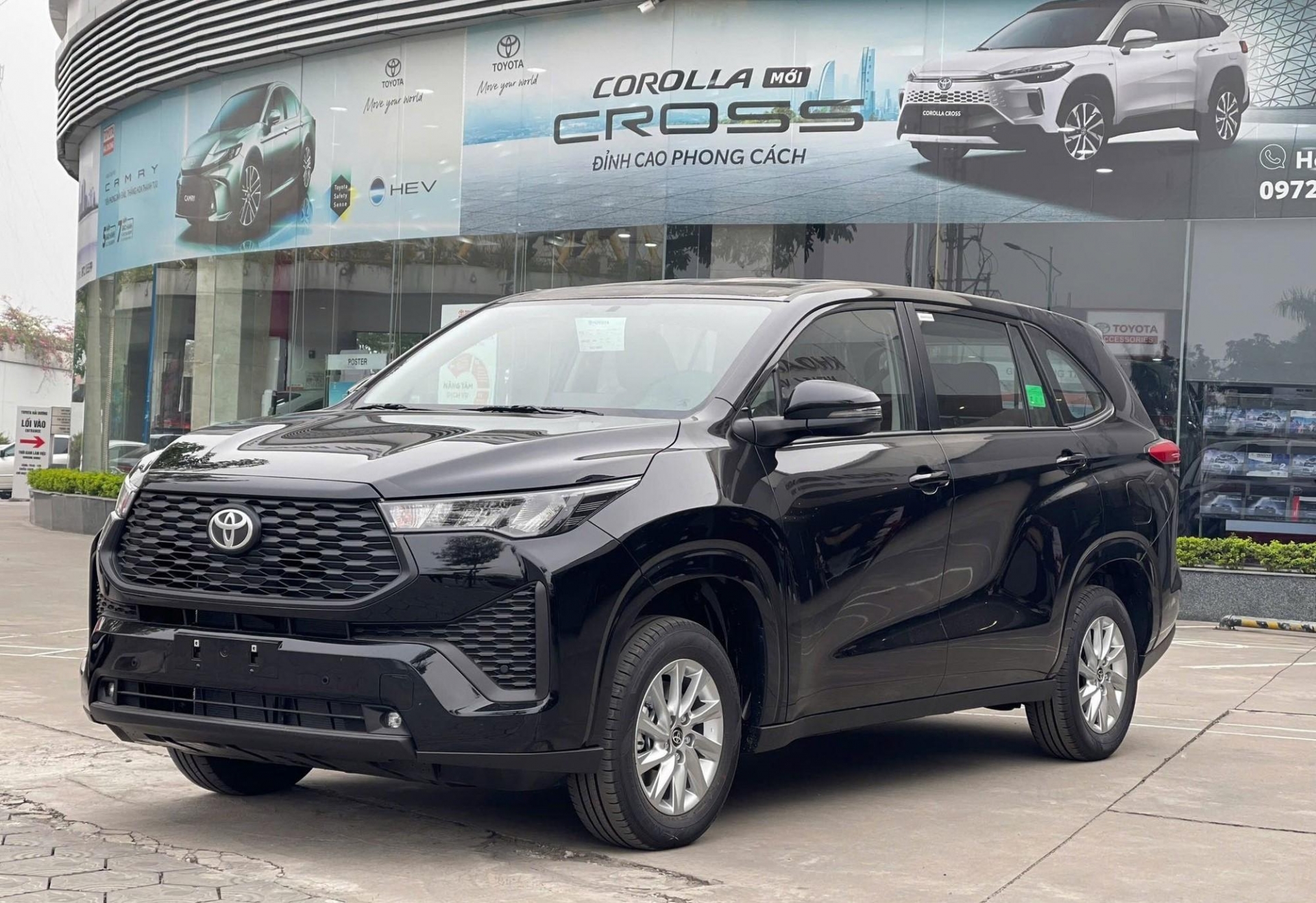 Toyota Innova Cross 2.0G ra mắt: Bản tiêu chuẩn giá 730 triệu đồng, cắt ...