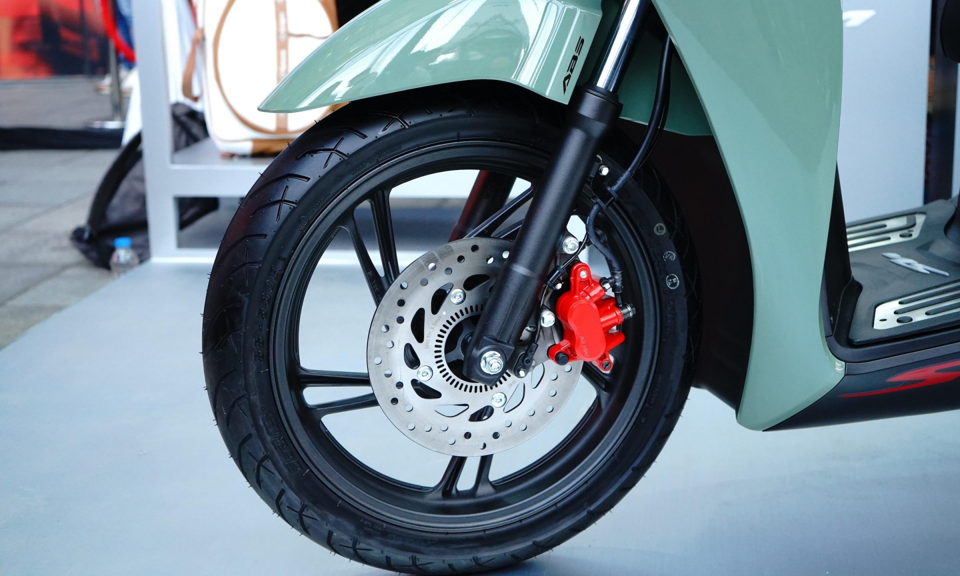 Yamaha NMAX mới ra mắt có gì để cạnh tranh với Honda SH 160i?