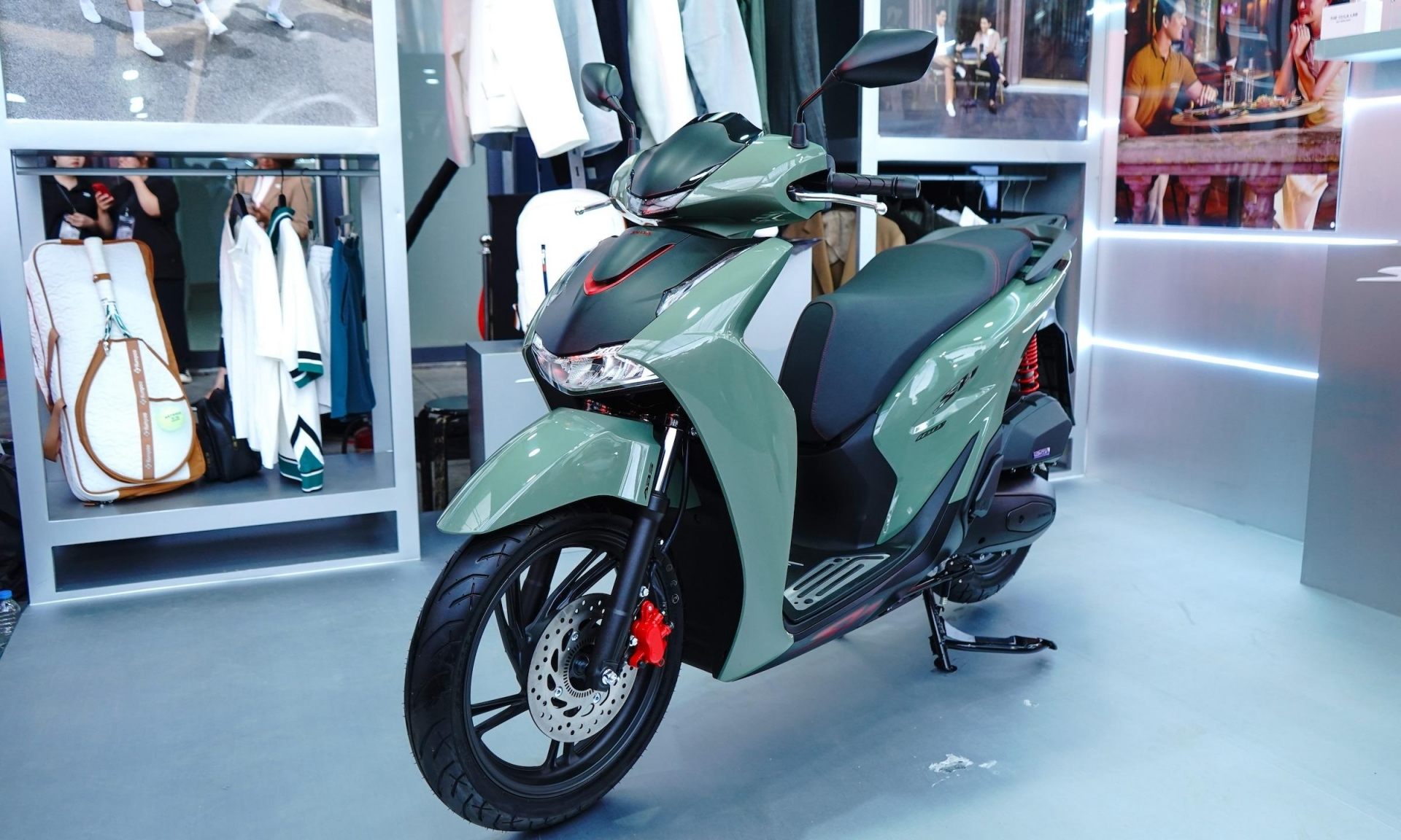 Yamaha NMAX mới ra mắt có gì để cạnh tranh với Honda SH 160i?