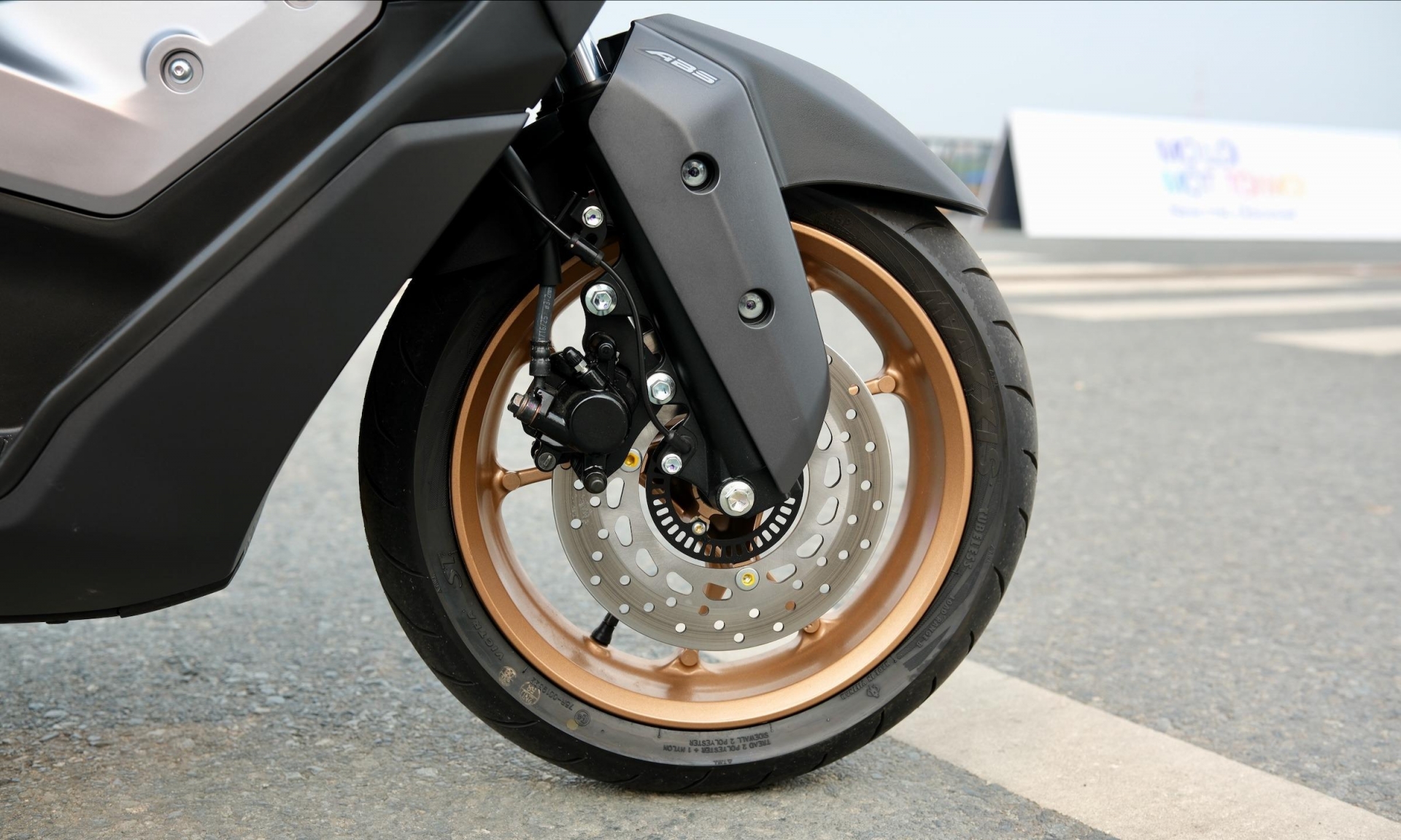 Yamaha NMAX mới ra mắt có gì để cạnh tranh với Honda SH 160i?