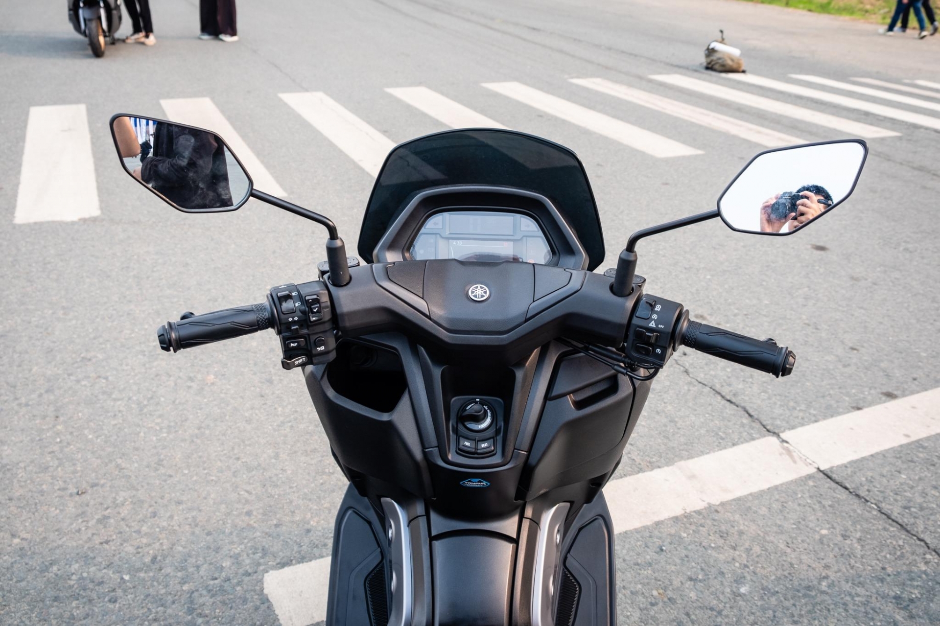 Yamaha NMAX 2025: Đắt hơn 10 triệu đồng, bản Tech Max có gì khác bản ...