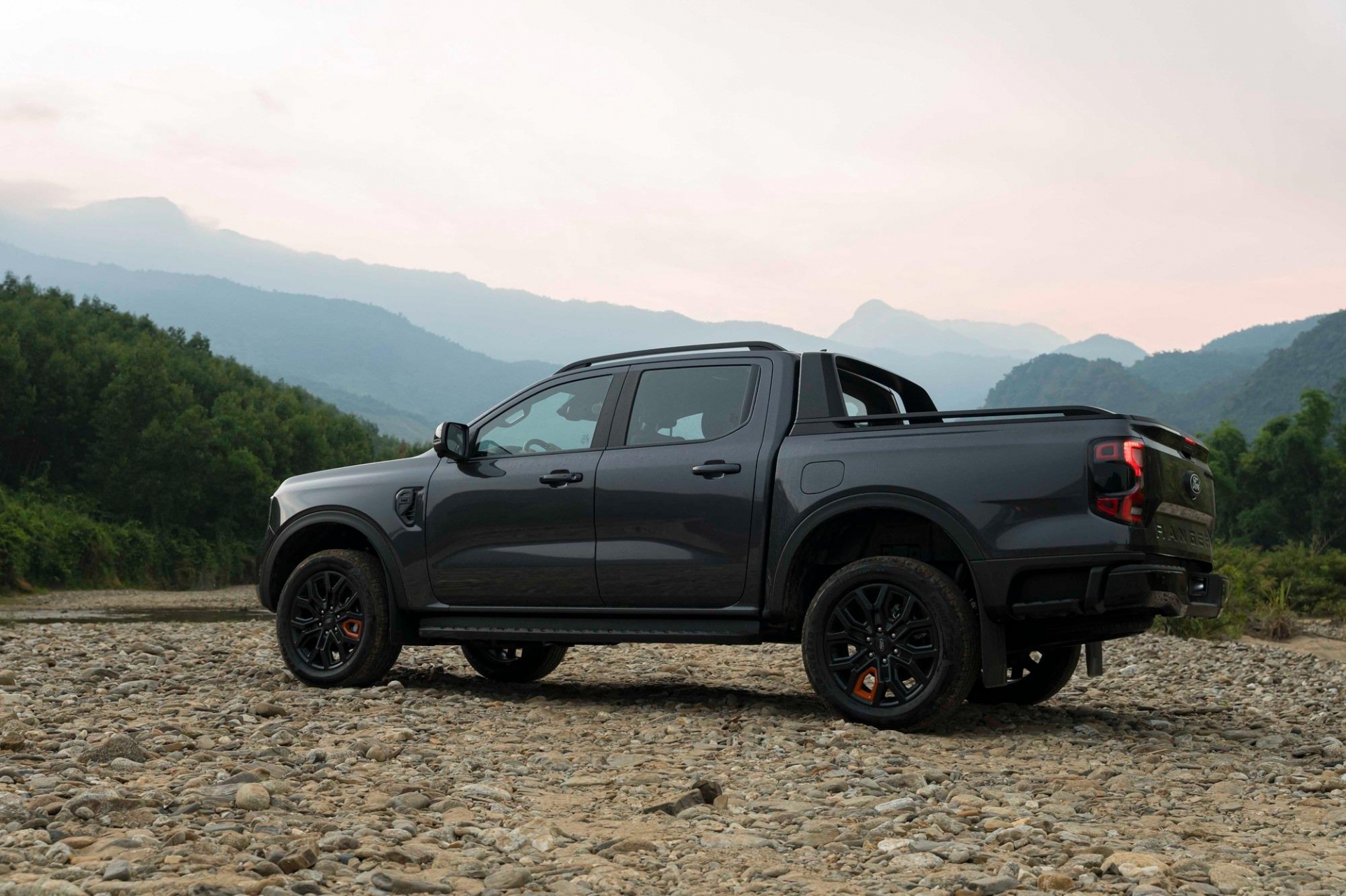 Ford Ranger Wildtrak, Everest và Ranger Raptor tại Việt Nam đồng loạt ...