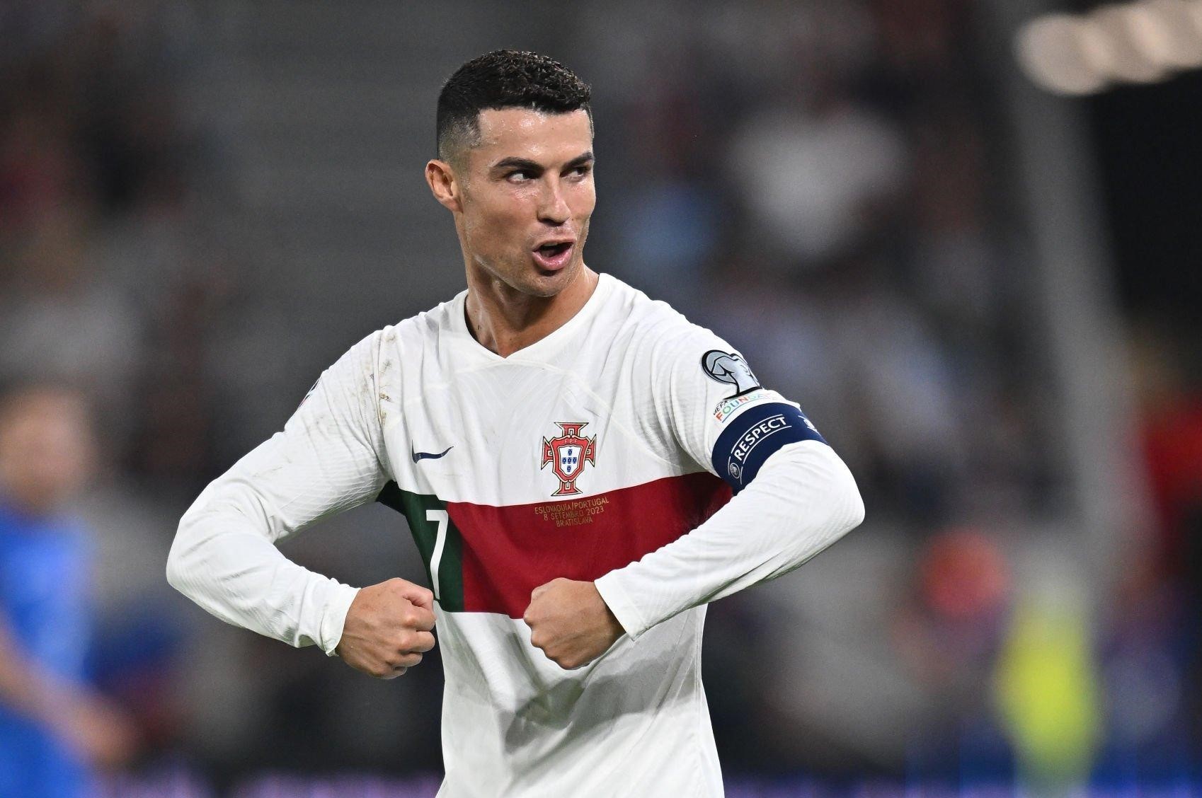 Ronaldo 'béo' đáp trả Cristiano Ronaldo khi tự nhận mình là GOAT