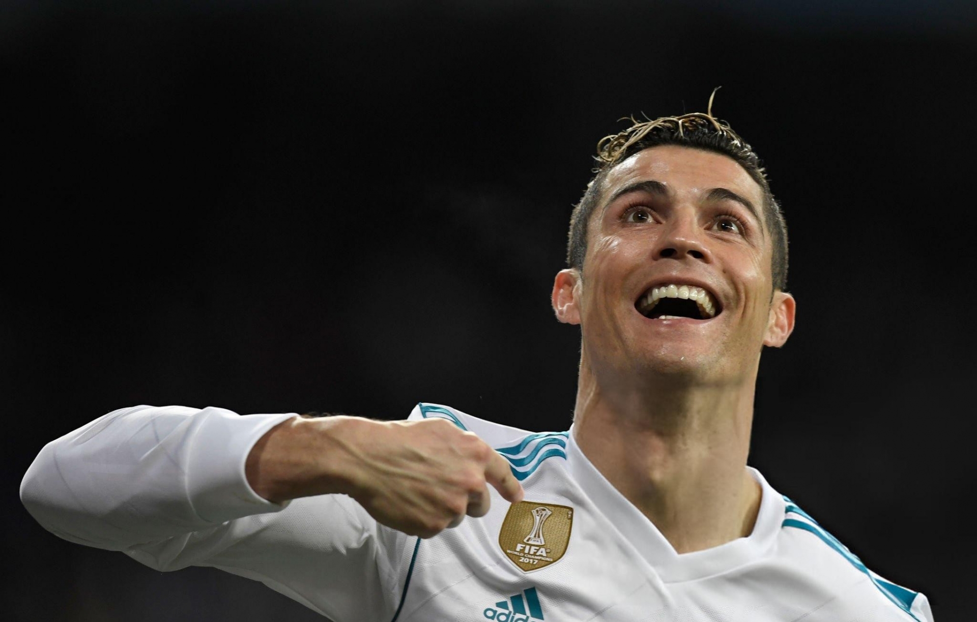 Những màn ăn mừng biểu tượng của Ronaldo: 'Siuuu' vẫn là chân ái