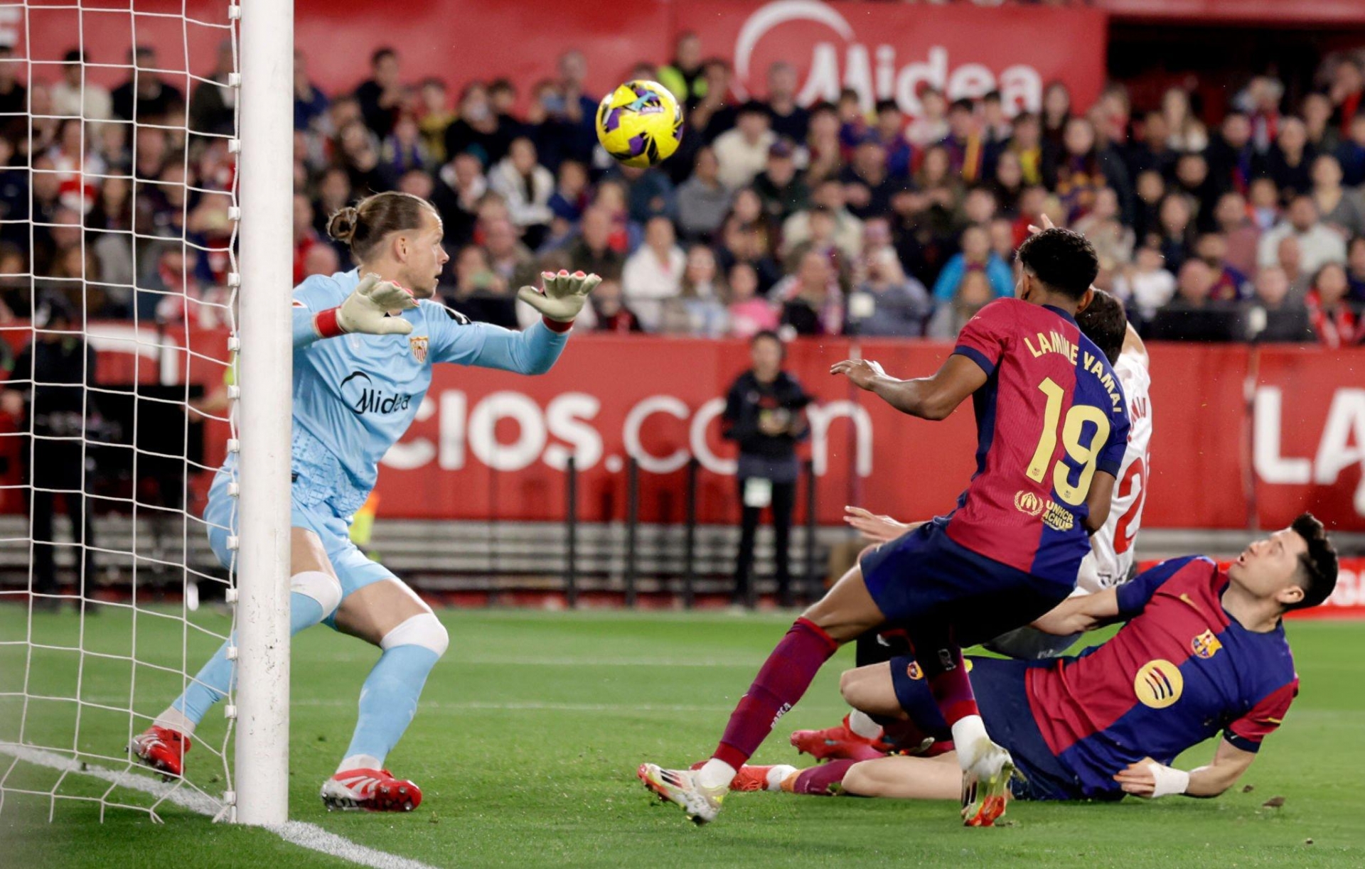 Hansi Flick cân bằng siêu kỷ lục 82 năm của Barca