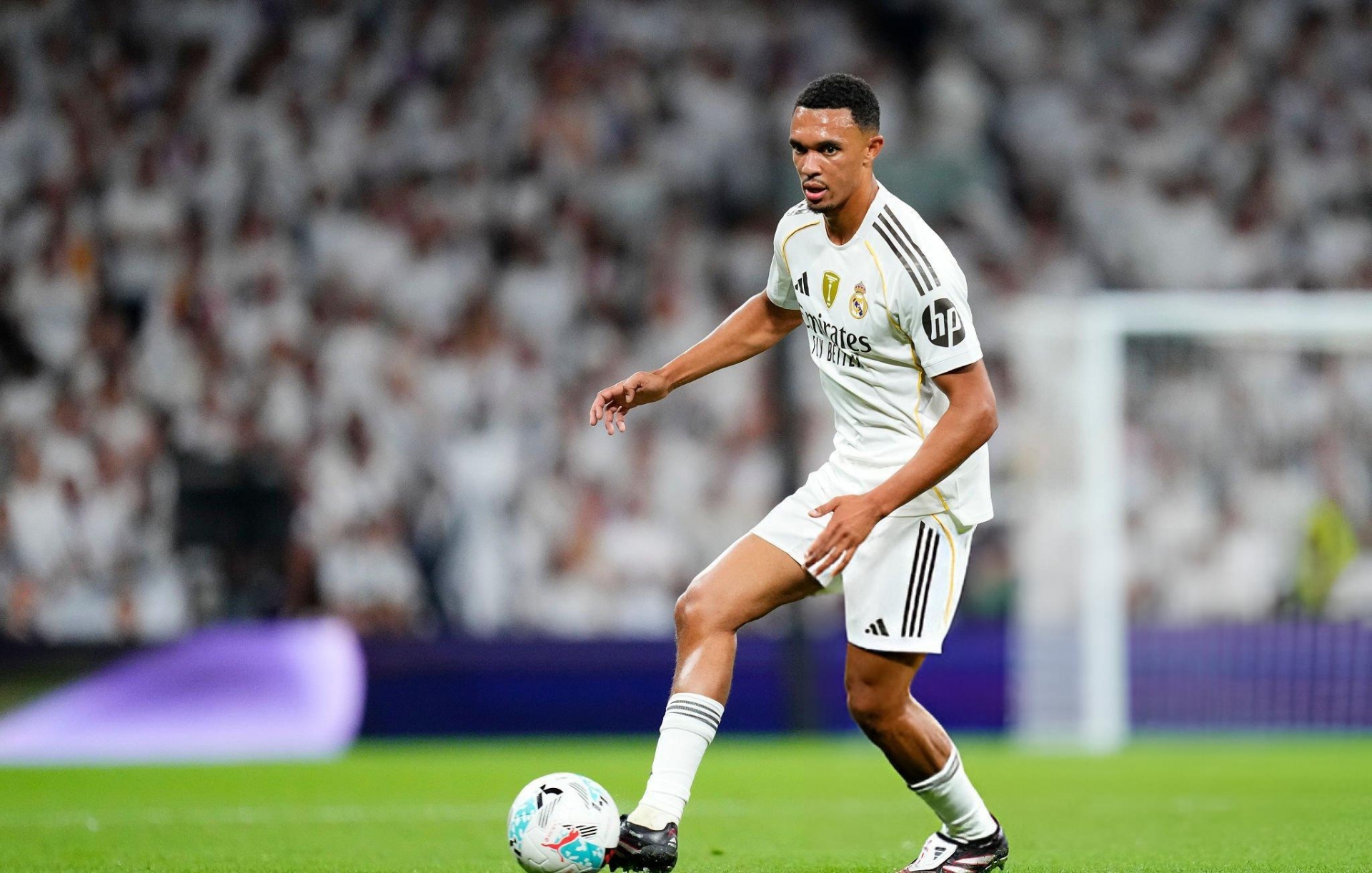 Alexander-Arnold báo tin không thể buồn hơn tới Real Madrid