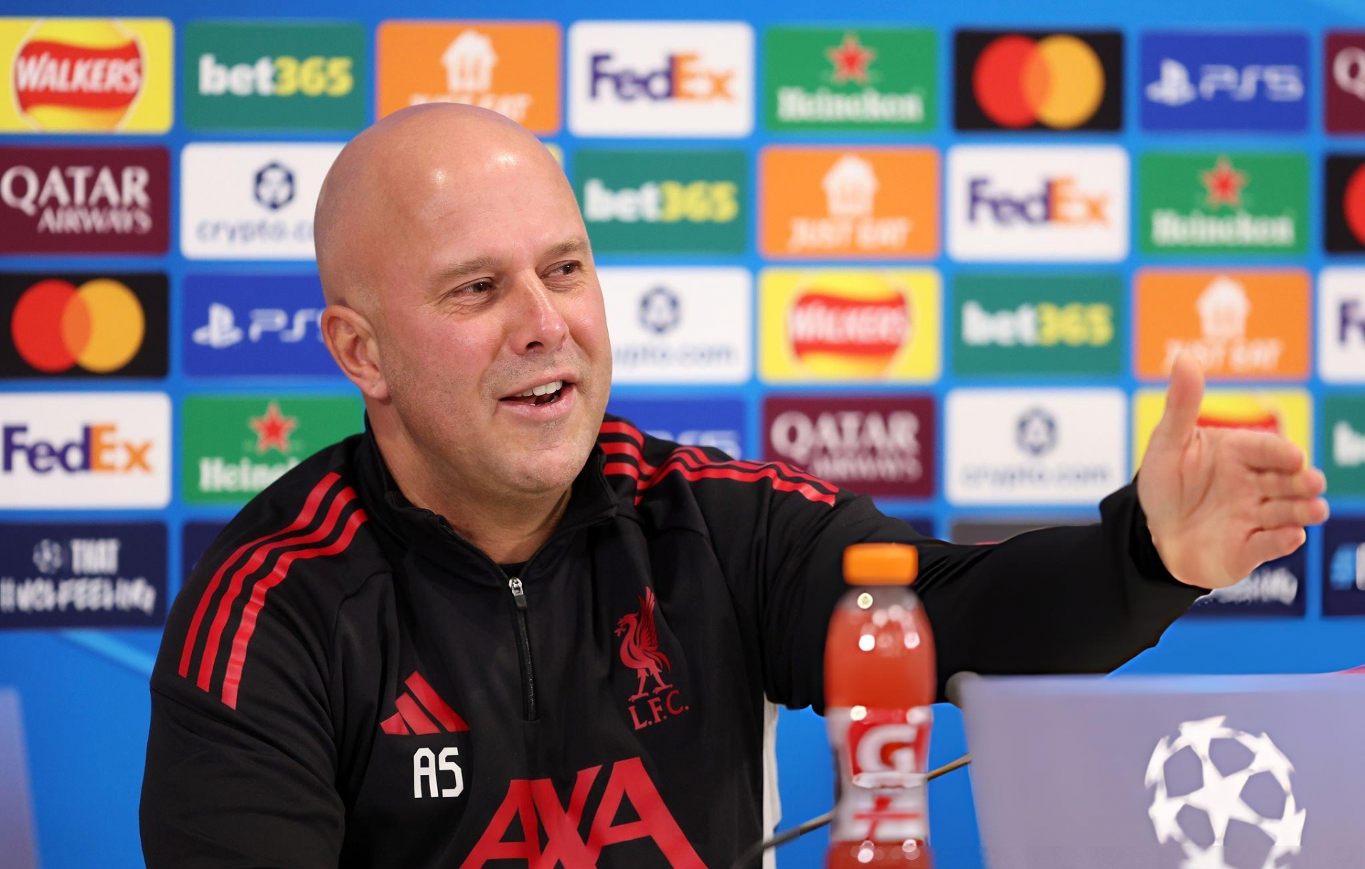 Arne Slot nói cứng trước nguy cơ bị Liverpool sa thải