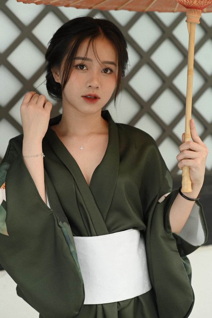 Bạn gái Nhâm Mạnh Dũng lên đồ ‘kín trên hở dưới’, đốt mắt vì trang phục ...