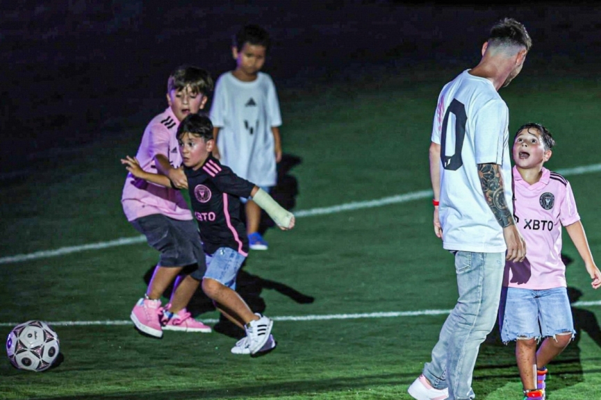 Lionel Messi bị con trai 'xâu kim' trước hàng vạn NHM