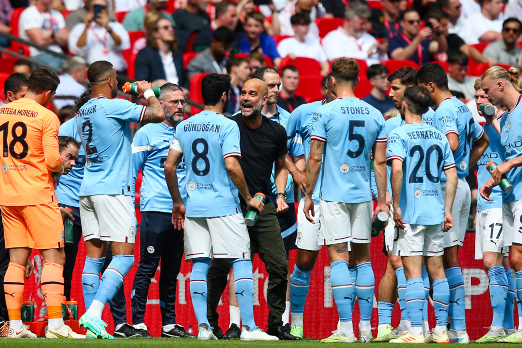 Huyền thoại từng ăn 3 cho rằng nói Man City hay nhất lịch sử là thiếu ...