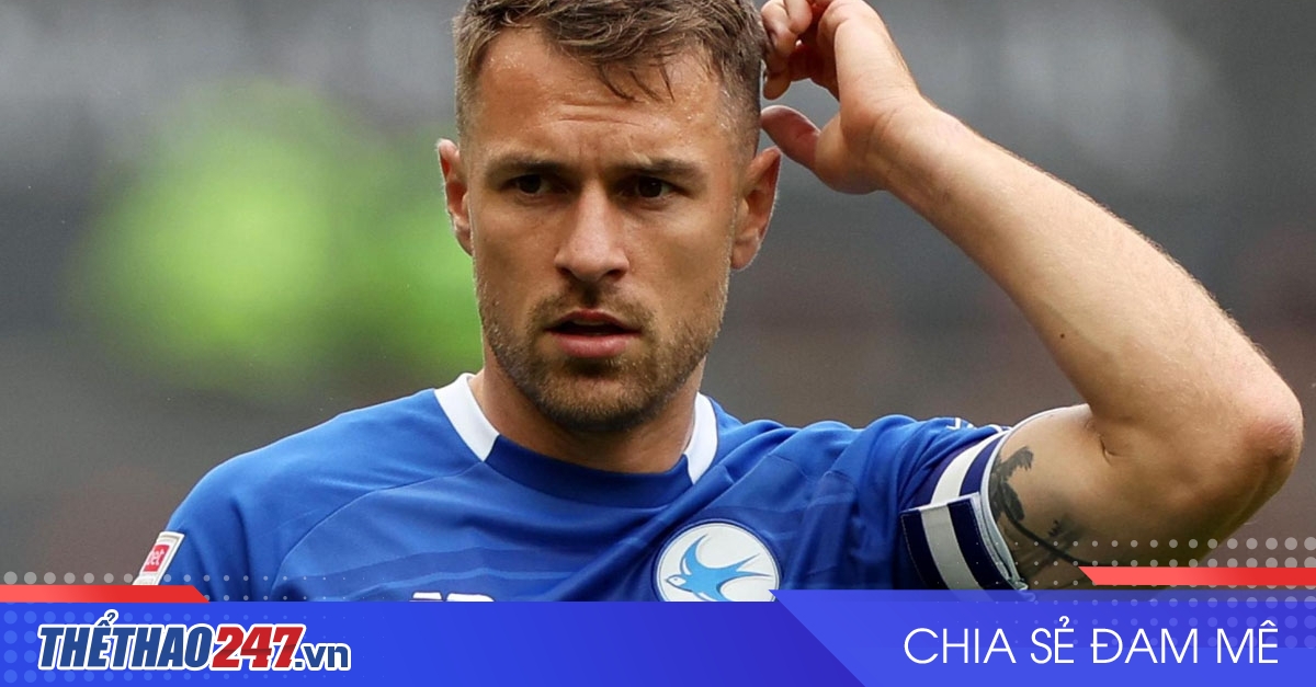 Aaron Ramsey vừa đá bóng vừa làm HLV