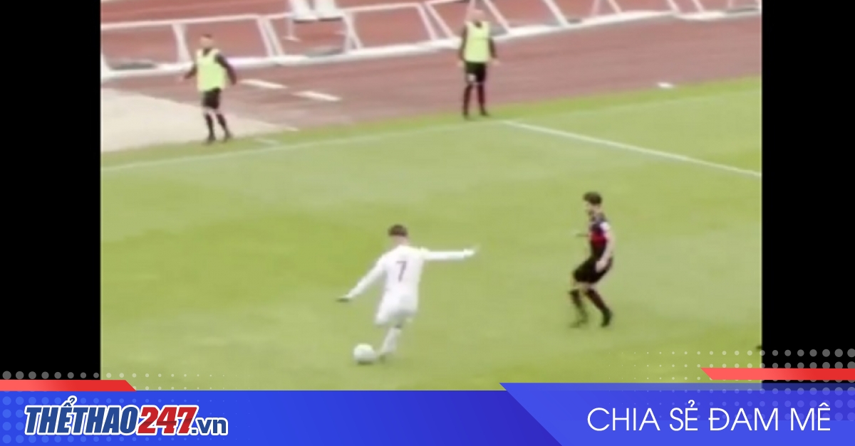 VIDEO: Pha tạt bóng bá đạo nhất năm, bóng ở lại người bay