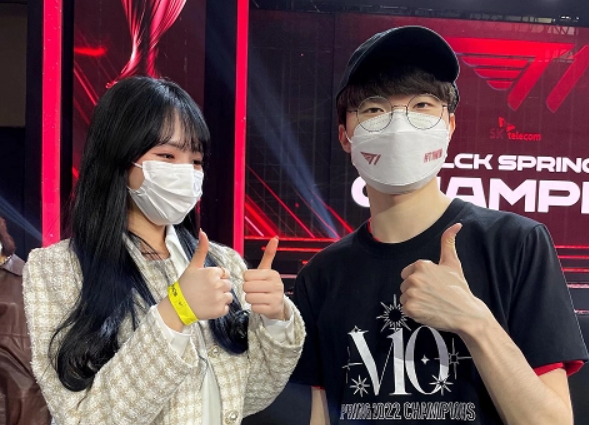 Lck Bất Ngờ Trước Nhan Sắc Chị Gái Của Oner