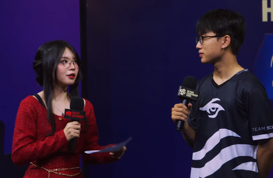 MC Remind cosplay Yor Forger trong ngày khai mạc VCS