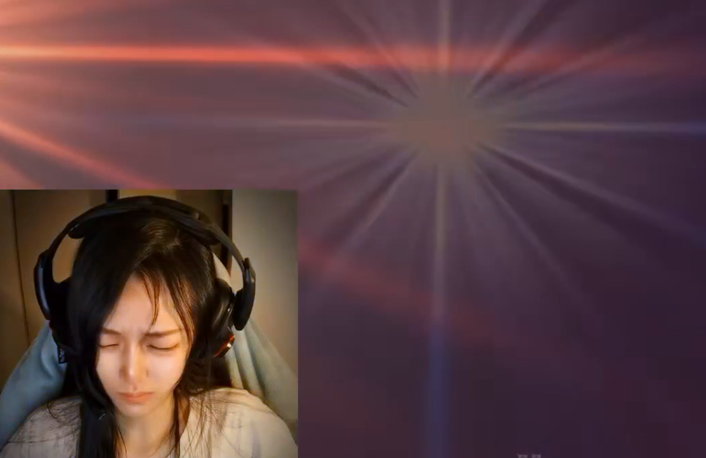 VIDEO: Ăn flash trắng màn hình, nữ streamer bất lực buông chuột