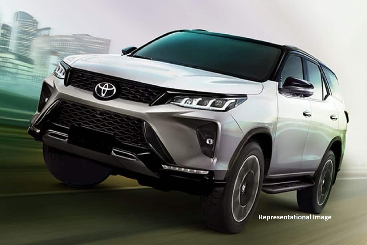 Toyota Fortuner 2023 sắp ra mắt gây ấn tượng với nền tảng và động cơ mới