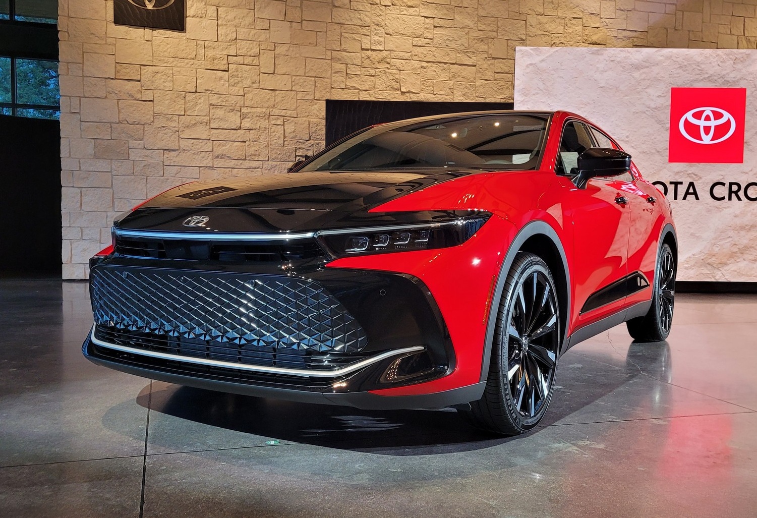 Toyota ra mắt mẫu sedan lai SUV với thiết kế cực đẹp, diện mạo như siêu xe