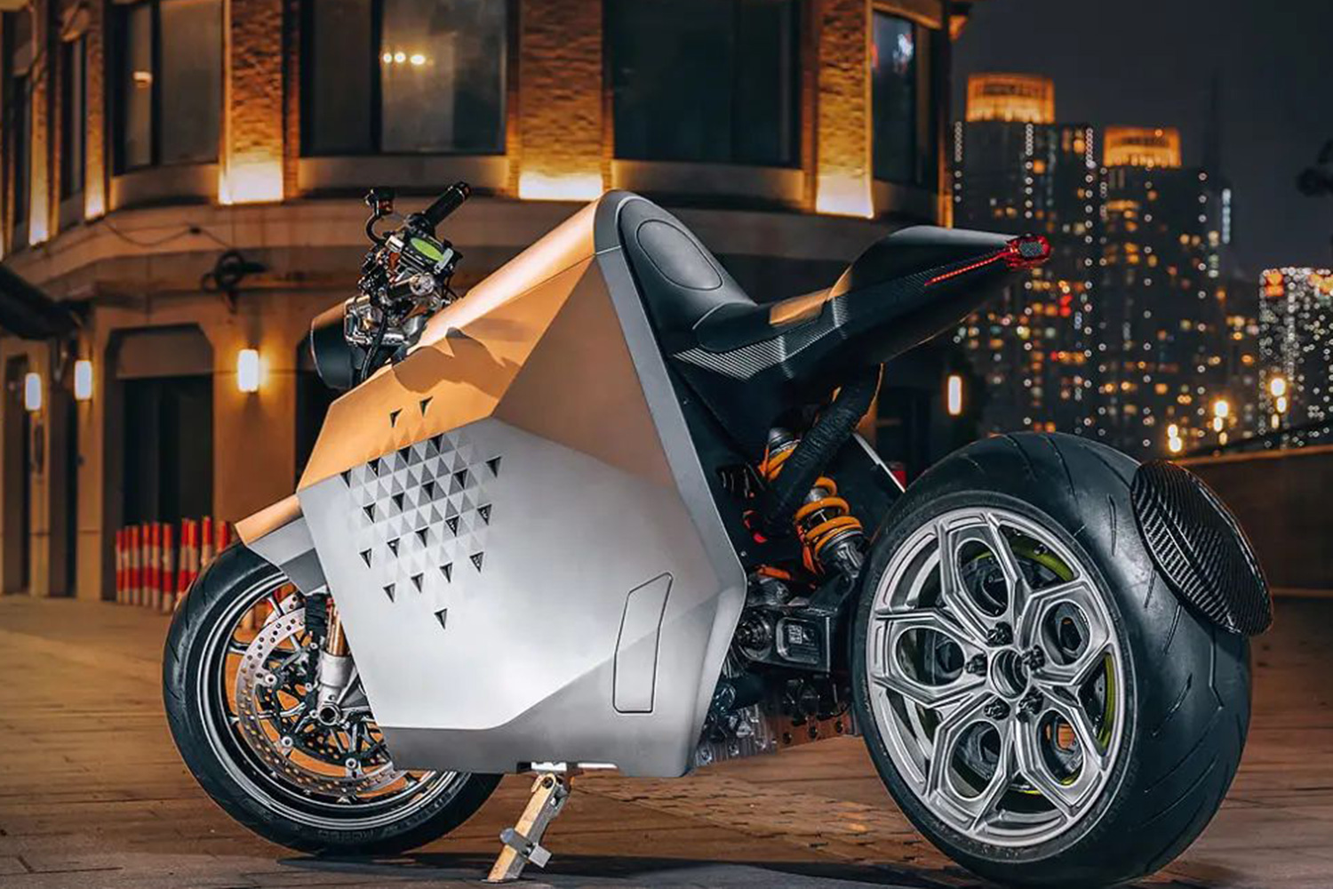 Mô tô điện Davinci DC100 trình làng: chạy 400km/lần sạc, cạnh tranh phân khúc 1000cc