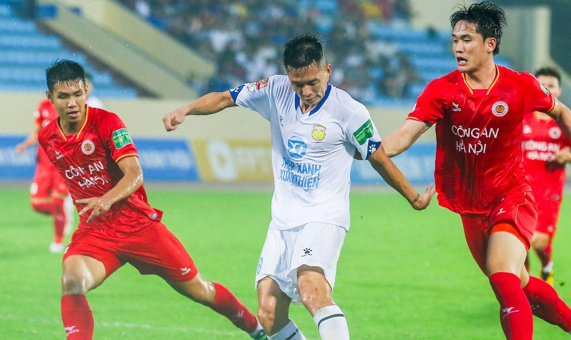 CAHN tiết lộ lý do HLV trưởng bất ngờ vắng mặt, thay Quang Hải giữa chừng