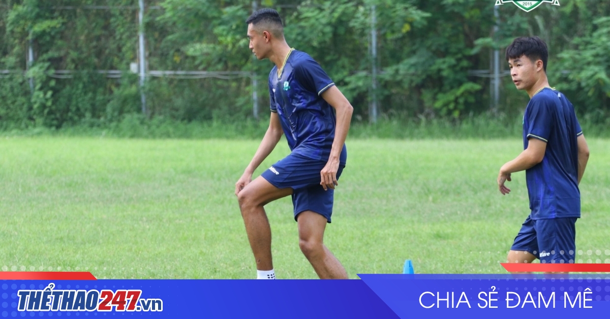 CLB hạng Nhất thử việc trung vệ Việt kiều ăn tập lò Barca