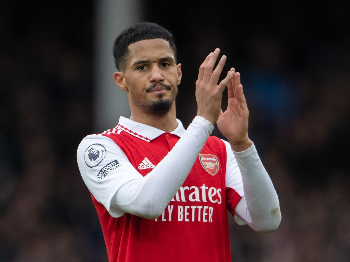 Arsenal nhận tin sốc từ trụ cột, âu lo đối đầu Man City và Chelsea