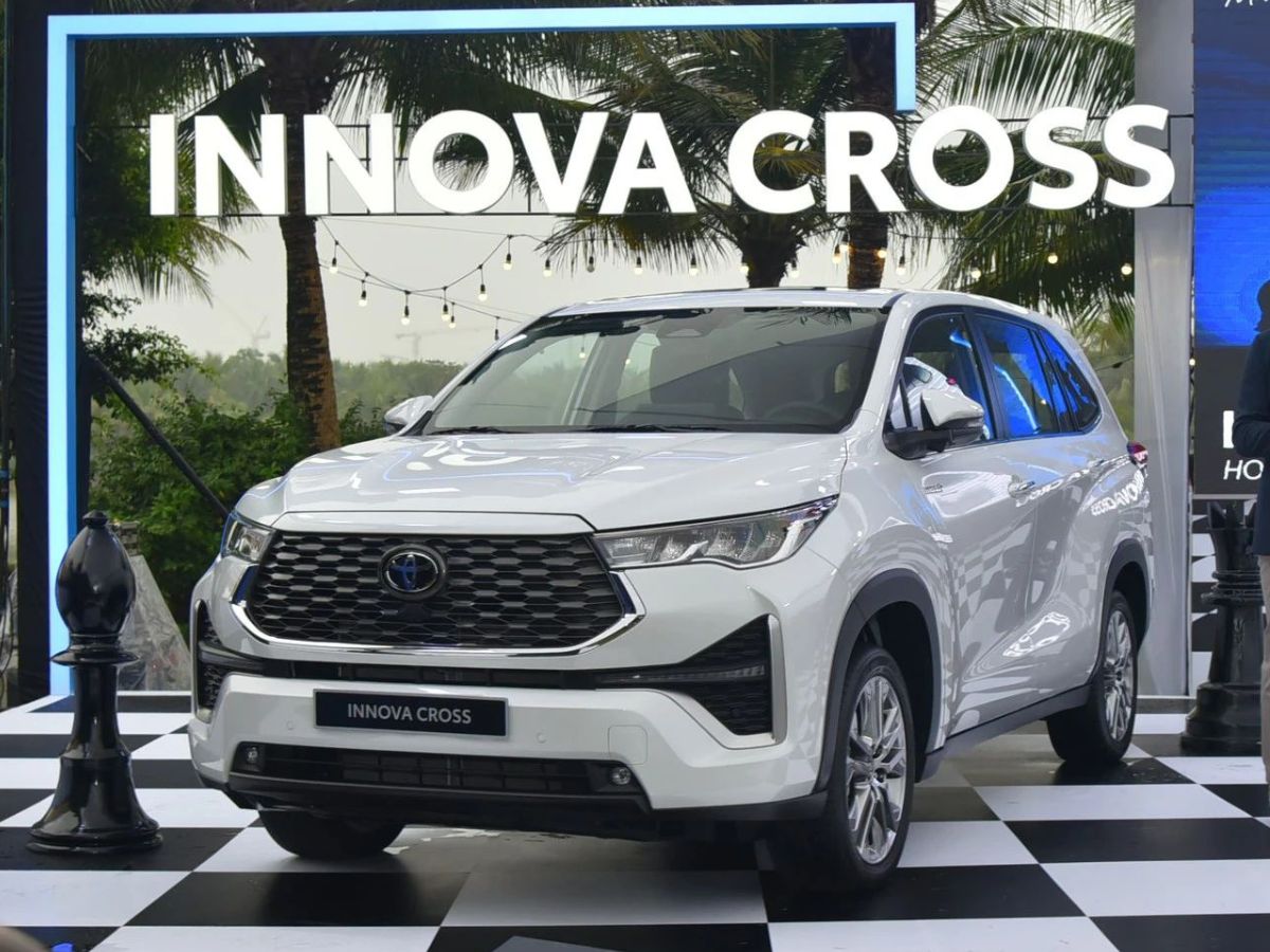 Toyota Innova Cross thế hệ mới ra mắt: Lột xác ngoạn mục, giá bán từ ...