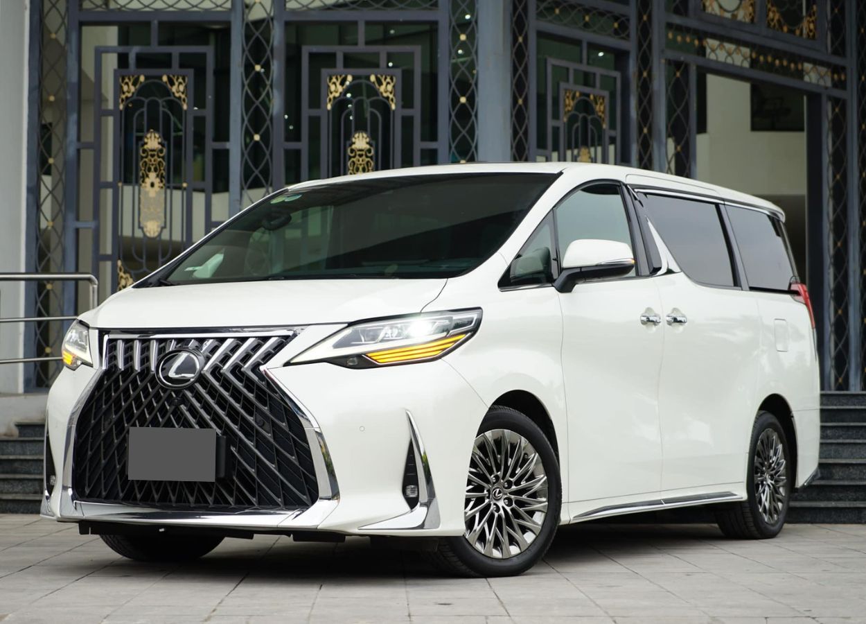 MPV ‘chủ tịch’ Lexus LM350 lăn bánh 1 năm mất giá ngang một chiếc Mercedes-Benz C-Class