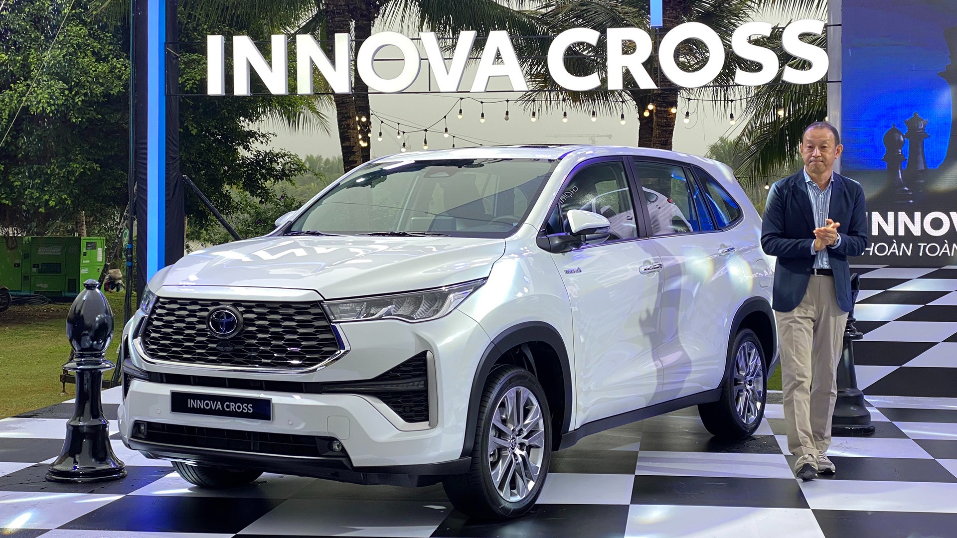 So sánh chi tiết 2 phiên bản của Toyota Innova Cross mới ra mắt