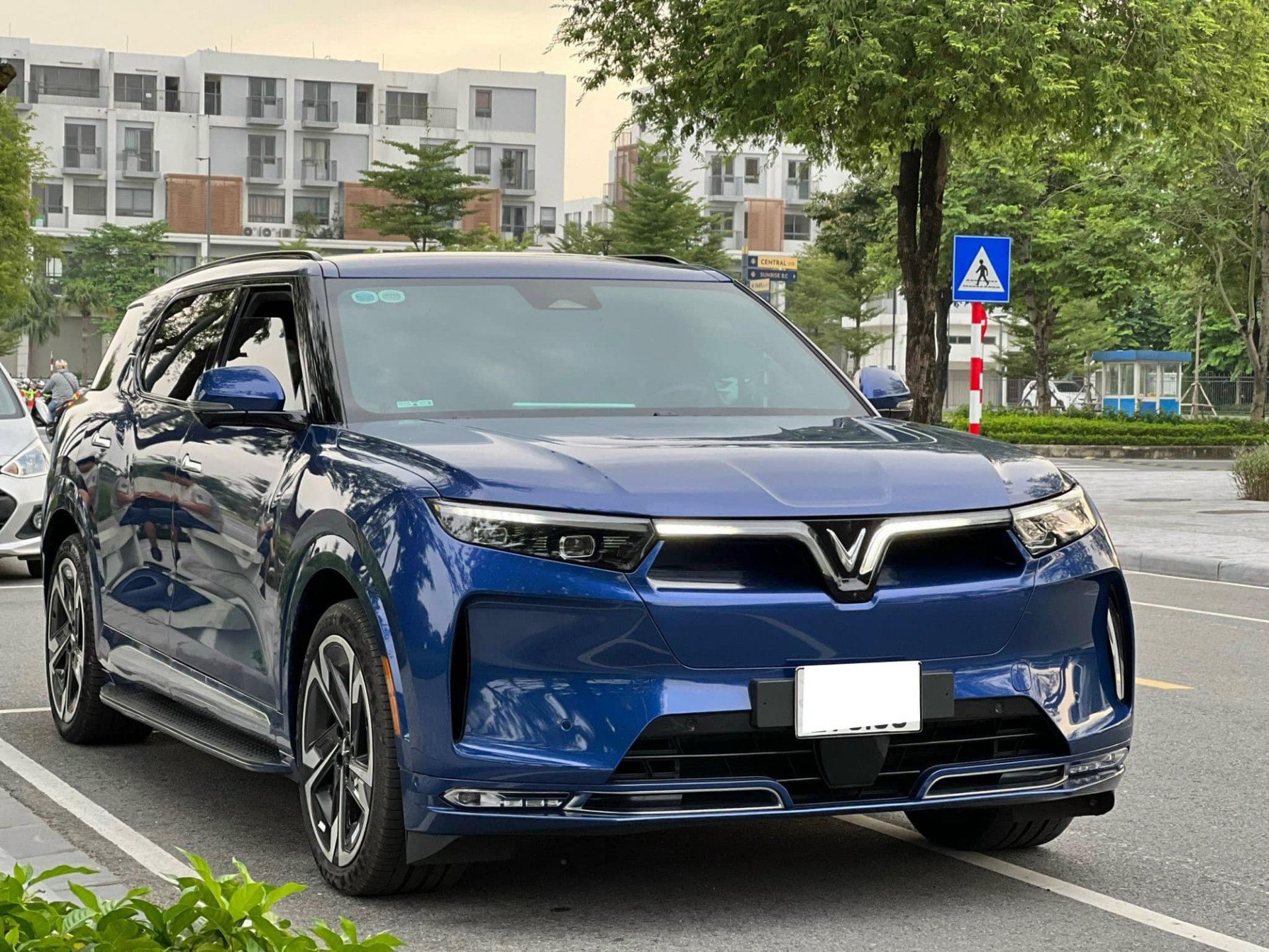 VinFast VF9 "siêu lướt" lăn bánh vài nghìn km rao bán lại với mức giá ...