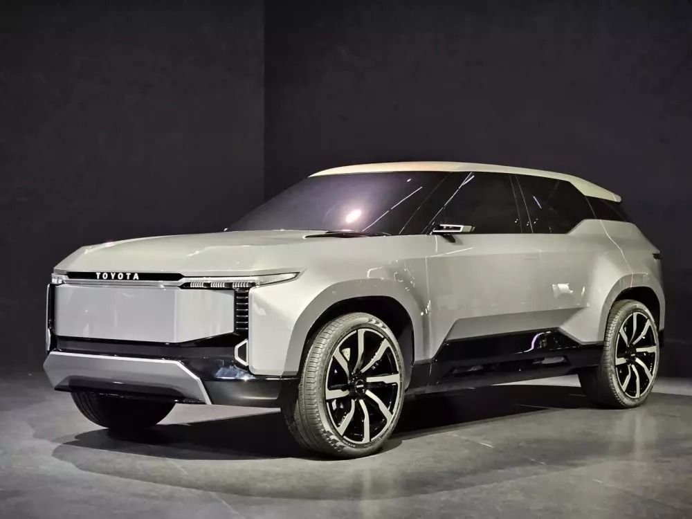Ảnh thực tế Toyota Land Cruiser bản thuần điện với thiết kế cực lạ mắt
