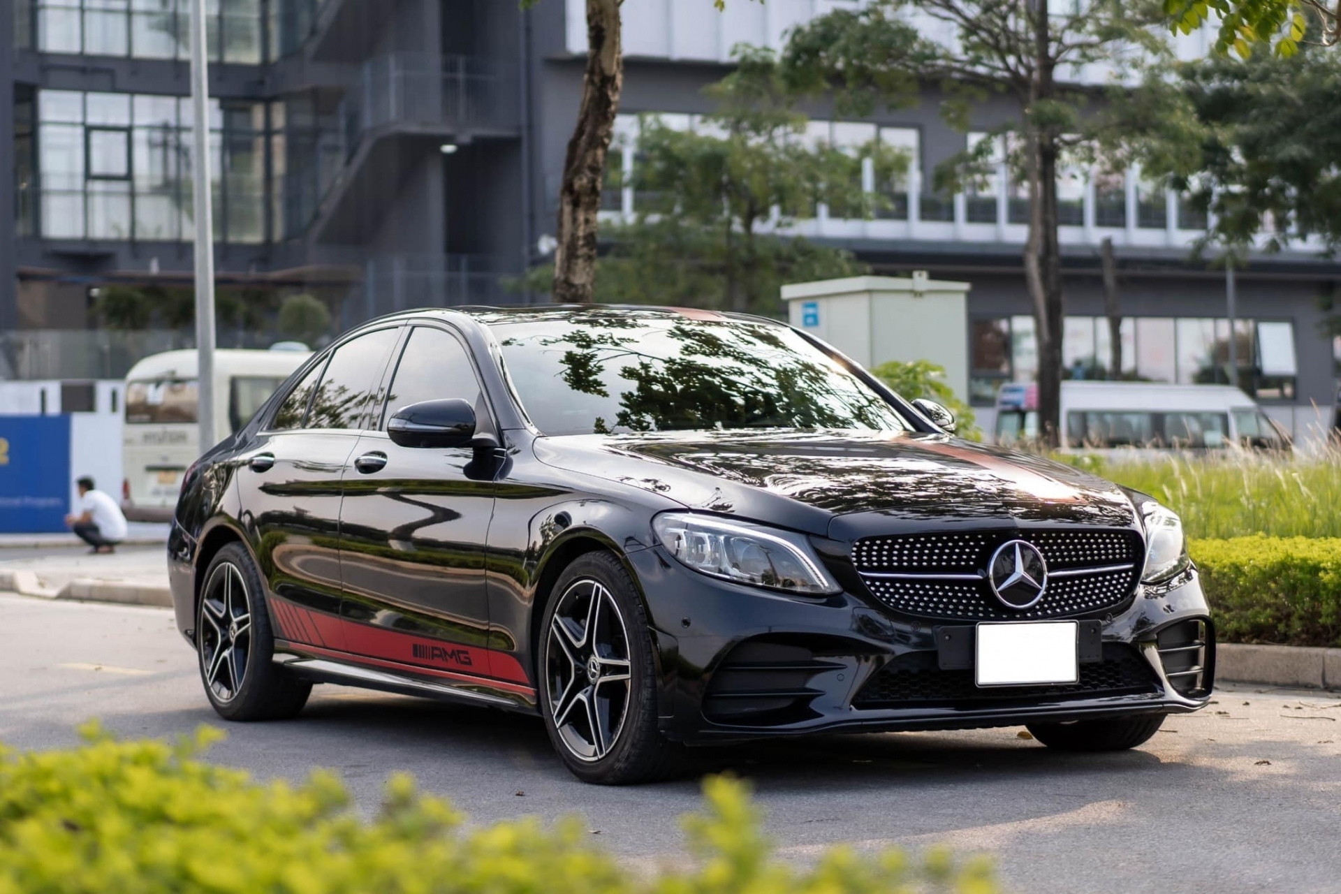 Mercedes-Benz C300 AMG chạy lướt rớt giá khó tin sau 4 năm sử dụng
