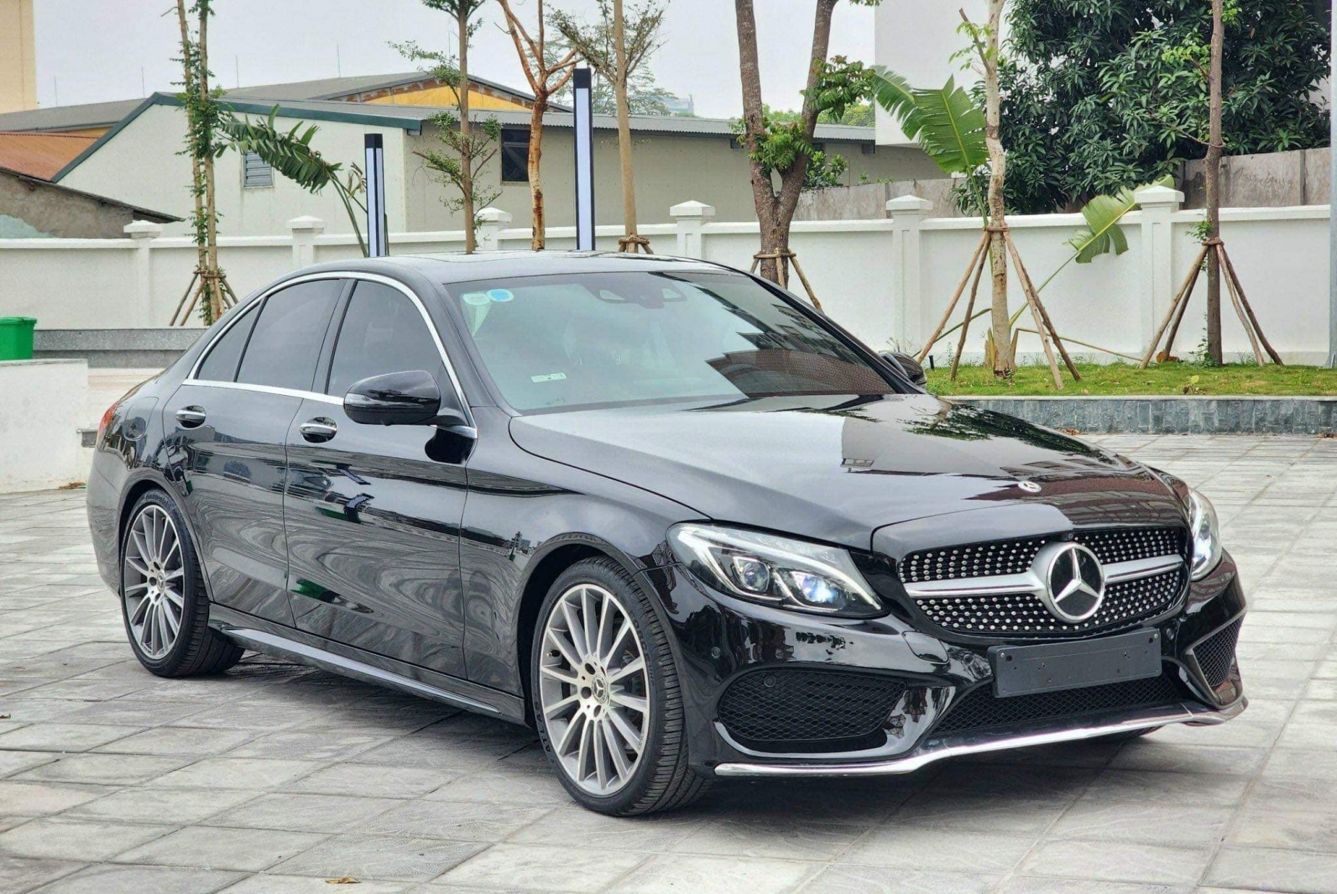 Bất ngờ giá bán lại của Mercedes-Benz C 300 AMG cũ sau 7 năm lăn bánh