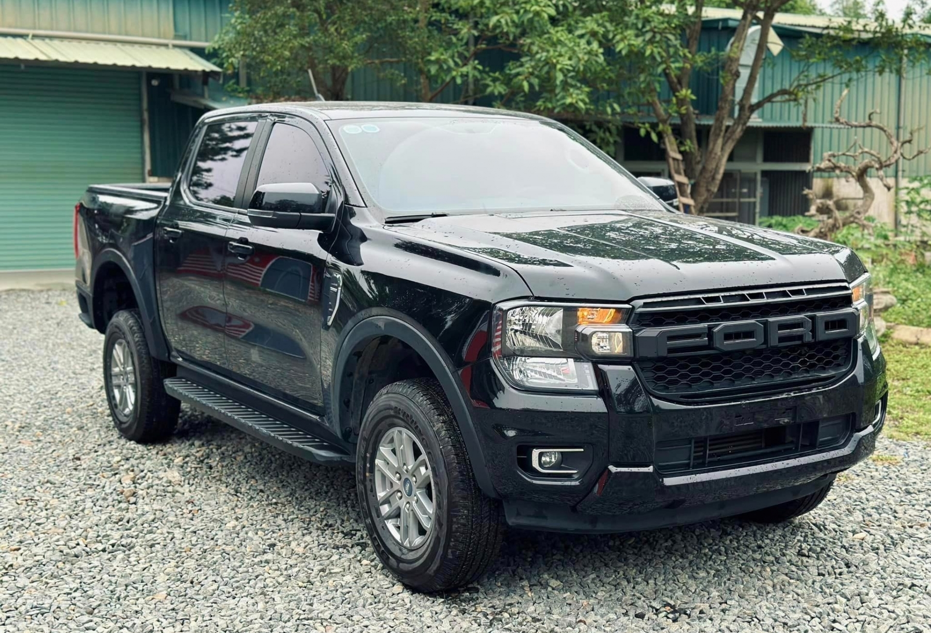 "Vua bán tải" Ford Ranger chạy lướt rao bán với mức giá khó tin sau 2 ...