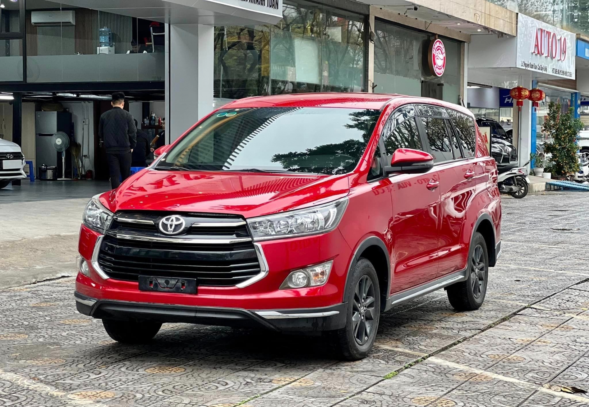 Xe đa dụng Toyota Innova cũ xuống giá không ngờ sau 6 năm sử dụng