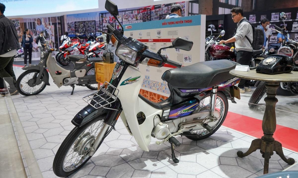 Ngắm nhìn chiếc Honda Super Dream đời 1997 mới chạy 14 km tại Việt Nam