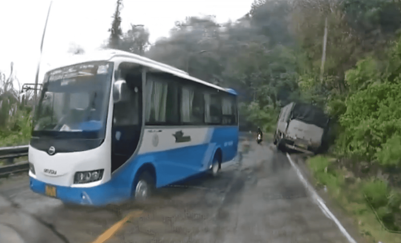 Tài xế xe khách lấn làn nguy hiểm trên đèo, mức phạt nào sẽ được áp dụng?