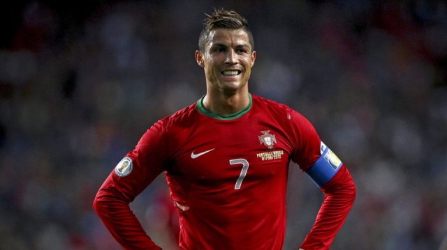 Video bóng đá: Những pha đánh đầu ấn tượng nhất của CR7