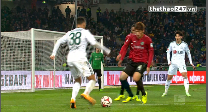 VIDEO: Hai hậu vệ đứng hình khi bị xâu kim tập thể