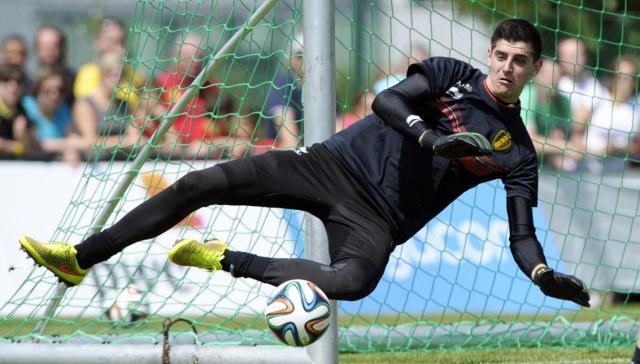 VIDEO bóng đá: Phút 32' - Courtois dùng chân cứu thua cho Chelsea