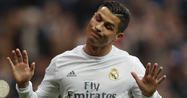 Cristiano Ronaldo giơ ngón tay thối vào mặt đồng đội tại Real Madrid