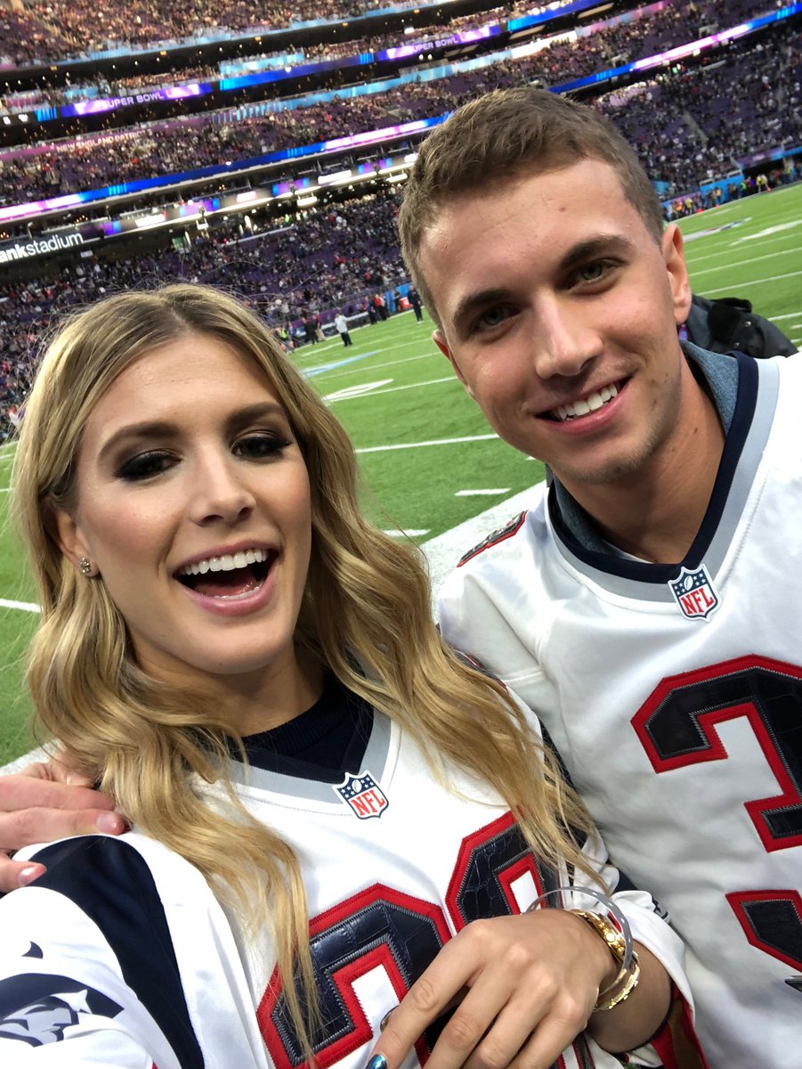 Người đẹp Bouchard hẹn hò chàng sinh viên tại Super Bowl