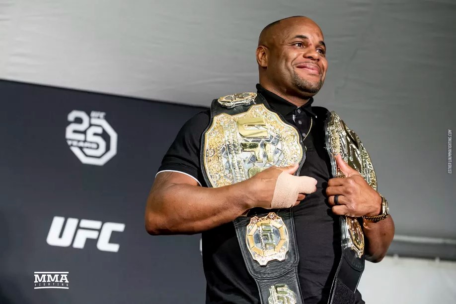 HOT: Daniel Cormier vs Derrick Lewis dẫn dầu UFC 230, Dustin Poirier ...